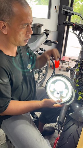 🔥 Parklight wiring done right on the Honda CB400! Bright, clean, and ready for the night rides. Ensuring visibility and smooth electrical flow. ⚡💡🛠️ #HondaCB400 #ParklightWiring #XtremeTechGarage | Xtreme Tech Garage