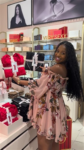 Brandi on Instagram: "La navidad llegó a @shoppingmariscal 😍🎁 Este 19 y 20 de diciembre, por tus compras de 350.000 Gs. con cualquier metodo de pago te llevás de regalo un cheque regalo de 100.000 Gs., además de regalos directos por compras! Y acordate! El 22y 23 de diciembre, el shopping abre hasta las 00hs con descuentos increíbles y reintegros adicionales hasta el 35% de bancos adheridos"