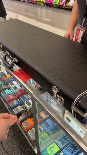 Fender American Vintage II 1966 Jazz Bass🎷🎸 Crafted with unparalleled precision, this bass is a tribute to the game-changing designs that shaped music history. 🎶✨ When Don Randall requested a high-end bass model, the iconic Jazz Bass was born, and it's been evolving ever since. The '66 Jazz Bass boasts a 'U' shape hard rock maple neck, a vintage-style round-lam rosewood fingerboard, and classic features like white neck binding and a 4-ply tortoiseshell pickguard. It plays like a dream, sounds