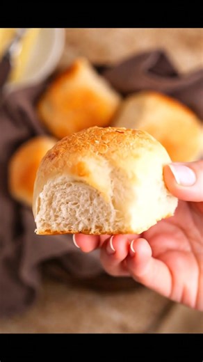 These dinner rolls are so easy to make, I might just start serving them at every meal! Trust me, you won’t be able to resist tearing into them fresh out of the oven. Full recipe’s in the comment 👇 | Recipes & Cooking Guide