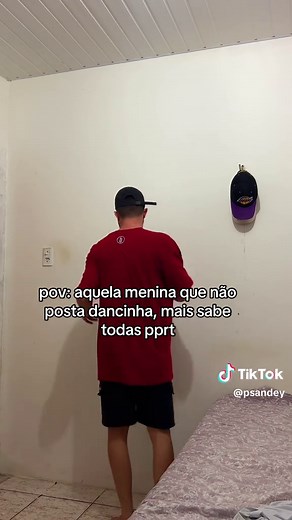 Menina dança em mini short no TikTok #dancinha