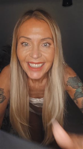 duchessofthrift (Heidi Ondrak) on Instagram: "Lazy girl dressing, but all secondhand of course At the end of summer I organised my wardrobe into colour blocks, I used to hang all tops together, trousers, skirts and so on Now it's in colour blocks Perfect for lazy girl dressing, my brain wasn't computing in outfit mode today, so I grabbed a bunch of stuff from the grey section and put them on A silver pussybow blouse, barrel jeans and a cape, technically don't go together, but because they are co