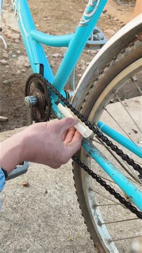 Bike maintenance trick: Achieve precise lubricant application on chains with a single hose