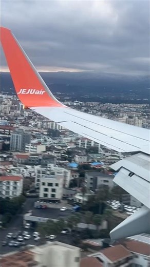 Windiest landing ever! Jejuair B737-800 landing at Jeju airport. #b737 #jejuair #winter