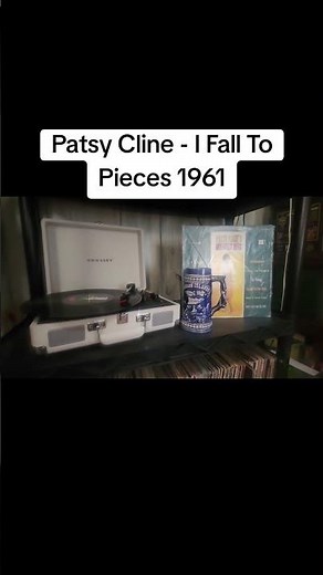 Patsy Cline - I Fall To Pieces 1961