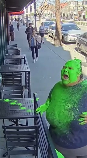 “CCTV: 500 lb Woman Casually Steals Take-Out Bag – Green Paint Bomb Explodes 2 Seconds Later!” 💚🧨