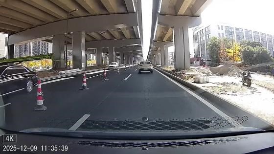 Sudden lane change causes expressway collision in Zhejiang, China