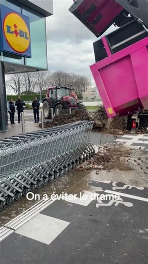 Farmers have blocked access 👀🇫🇷🤭