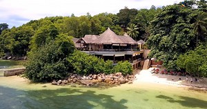 3.6K views · 128 reactions | Le complexe de luxe Cerf Island Resort, situé au milieu du parc marin national de Sainte-Anne, est l'hébergement idéal pour des vacances reposantes ! Profitez des couchers de soleil à couper le souffle et appréciez la paix et la tranquillité de l'île Cerf. https: //fr.seyvillas.com/38/resort-cerf-island-resort | Seyvillas, l'expert des Seychelles | Facebook