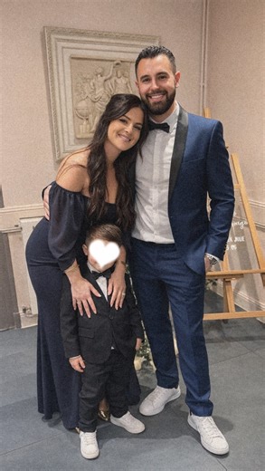 Justine ✿ on Instagram: "Il y a 4 ans, il n’était pas censé faire partie de son histoire. Et pourtant… Quand il l’a rencontré, j’ai compris. J’ai compris que l’amour dépasse le sang. Que sa présence ne remplacerait celle de personne mais ajouterait un bonheur de plus dans sa vie. Une personne sur qui compter. Au fil des jours, il a trouvé sa place. Pas celle d’un papa qu’on remplace, mais celle d’un adulte qui reste. Être beau-papa, c’est aimer sans condition, sans droit automatique, mais avec l