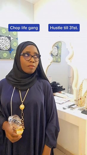 I am all for the soft life 😄🤣 Long necklace available for immediate delivery. Link in bio.