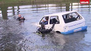 Wat moet je doen als je met je auto te water raakt? Editie NL nam de proef op de som #throwback | Editie NL