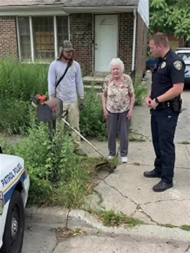 Cops Pulled Up While I Was Mowing This Dangerous Overgrown Property. #lawncare #lawnmower #mowing #cleaninggarden