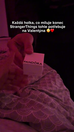 Moje přítelkyně byla smutná z konce Stranger Things, tak jsem ji koupil tenhle náramek ❤️😌 #strangerthings #valentyn #gf #darek #pandora