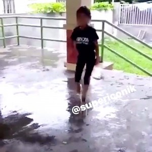 Yo, a los 8 años modelando por toda la casa con los tacones de mi mamá mientras ella no estaba: | Súper iconik