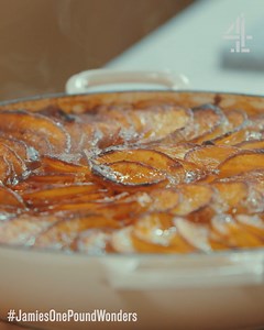 A frumpy veg fiesta right here...who can say no to a good veggie pie?! Especially when it comes in at just £0.73 per portion 😉 jamieol.com/GetAllTheRecipesHere | Jamie Oliver