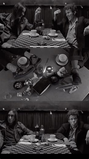 Cultext | 컬트 on Instagram: "짐 자무쉬의 "Coffee and Cigarettes"(2003)는 거의 20년에 걸쳐 찍어 둔 흑백 단편들을 모아 만든, 커피와 담배에 대한 느슨한 변주집 같은 영화다. 카페 테이블 하나를 가운데 두고 사람들이 앉아 커피를 마시고 담배를 피우며 수다를 떠는 11개의 에피소드로 이루어져 있고, 거기서 나오는 건 거대한 사건이 아니라 어색한 대화와 삐끗한 농담, 설명하기 어려운 공기다. 등장인물도 묘하게 화려하다. 이기 팝과 톰 웨이츠, 케이트 블란쳇, 빌 머레이, 화이트 스트라이프까지, 모두가 자기 자신이나 자기 자신의 변주 버전으로 나타나 소소한 이야기들을 주고받는다. 그중 가장 기억에 남는 장면이 이기 팝과 톰 웨이츠 에피소드다. 둘은 커피잔을 앞에 두고 서로에게 “나 이제 담배 끊었어”라고 말하며, 마치 더 건강해진 사람인 것처럼 스스로를 포장한다. 그러다 어느 순간, “이제 끊었으니까 한 대 정도는 피워도 되잖아”라는 이상한 