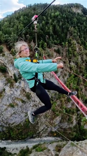 Cheveux dans le vent, sensations et frissons ! Au premier abord, beaucoup pensent que la tyrolienne est aussi extrême que le saut à l’élastique. Mais une fois lancés… c’est l’unanimité. On découvre une balade aérienne, faite de contemplations, de rires et de purs plaisirs. Et souvent, ce sont les enfants qui finissent par convaincre les parents de se lancer eux aussi ! #tyro #tyrolienne #zipline #avanturpark #activitefamille #baladeaerienne #fun #plaisirpartagé #bungyniouc #sierre #pontsuspendu 