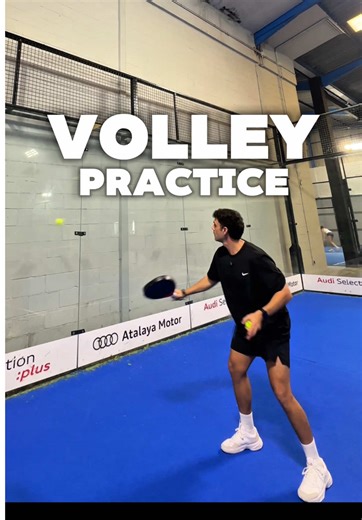 Padel Volley Tips ✅🎾 Wall practice is one of the best drills to improve: 1️⃣ reaction time 2️⃣ coordination 3️⃣ contact and timing volley Save!📲 #padel #padelvideos #sports #padeladdict #padeltips