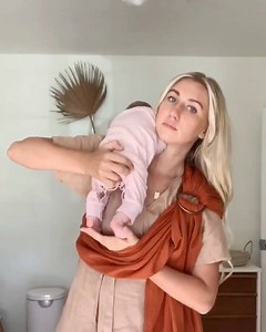 A quick tutorial showing you how to carry your newborn in the sling with their feet out! This is our beautiful crossbill modal fabric. It’s soft and snuggly fabric. It’s like wearing your baby in a cloud ☁️ Let us know if you have any questions! ❤️ | WildBird