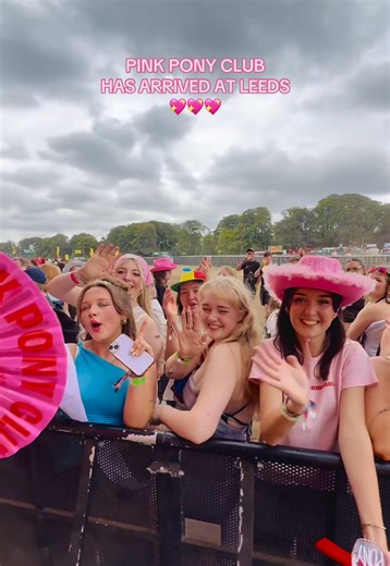 PINK PONY CLUB HAS ARRIVED AT LEEDS @chappell roan 💖💖💖 #chappellroan #pinkponyclub #randl25 #leeds25 #barrier @Rockstar Energy UK