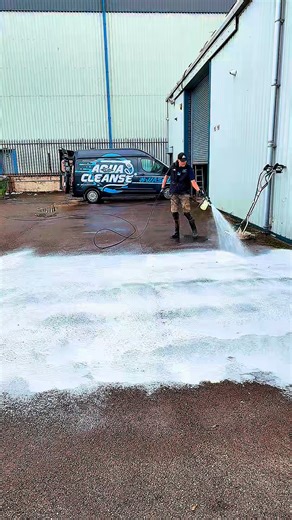 Ac laying a simple degreaser with @equip2clean snow foam cannon and new detailing gun with spring loaded quick release nozzle attachment feature 👌 #washon #partnership #ambassador | Aqua Cleanse