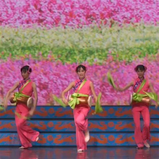 Girls cheerfully skip about the countryside in this "waist drum" dance. Characterized for its unique figure-eight arm and leg movements, it is a popular style of folk dance in northeastern China. The music makes good use of the suona, a Chinese double-reed instrument with an unmistakable sound. Drumsticks tied with silk ribbons flutter in time to the beat to create a vivacious atmosphere. 🌷 Book your tickets now for 2026 Shen Yun show season: https://www.shenyun.com/tickets 🌸 See more: https:/