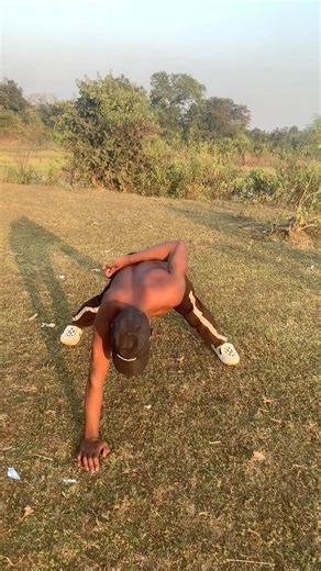 One hand push ups gym fitness bodybuilder nutural body