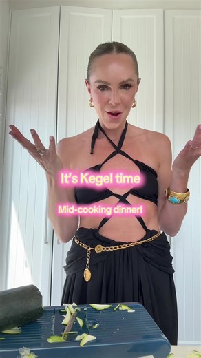 😎 It’s time for our daily puss-ups! 🎉💓 No cucumbers were harmed in the making of this video. 🥒 Ready for more? Comment PELVICFLOOR to get sent your free pelvic floor activation guide! 💪🏽 Or, comment TRIAL & I’ll send you our link to book your first Emsella session (each sesh is 11,200 Kegels 😳 )for just $149 😘 *Please note that Kegels aren’t for everyone! If you’re too tight (or hypertonic), comment HYPERTONIC and we’ll send you a free guide and class especially made for you 💋 We offer 