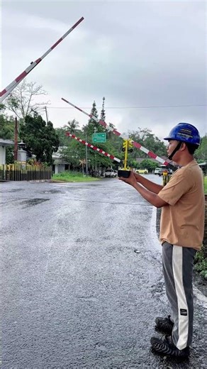 Palang Pintu Mainan Langsung Di Tutup Oleh Petugas #palangpintukeretaapi