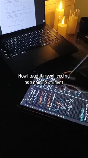Vinicius Mendes | IA & Automação on Instagram: "Isso aqui é como você aprende a programar de verdade (mesmo sem faculdade de CC). Não é “ver tutorial até cansar”. É construir fundamento + repetição diária. O fluxo que mais acelera (e que pouca gente segue) é: 1. CS50 → base e “pensar como computador” 2. YouTube com critério (sem maratonar) — freeCodeCamp — Abdul Bari (DSA com intuição) — MIT OCW quando o assunto fica “solto” 3. DSA primeiro, LeetCode depois Consistência > dificuldade 4. Livros >
