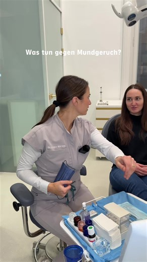 Mundgeruch kann viele Ursachen haben, aber oft helfen schon die richtigen Gewohnheiten im Alltag 🤍 Deshalb hier nochmal die wichtigsten Punkte: 🦷 Keine Mundspülung mit Alkohol verwenden Alkohol kann den Mund austrocknen und Trockenheit kann Mundgeruch sogar begünstigen. 🦷 Mindestens 2x täglich Zähne putzen Klingt simpel, macht aber einen riesigen Unterschied. Beläge und Bakterien sollten regelmäßig entfernt werden. 🦷 Zähneputzen allein ist leider nicht genug Auch die Zahnzwischenräume und di