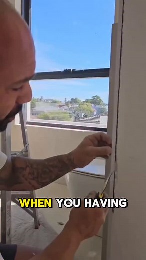 How you should prep and fill your corner edge internally when your rendered wall meets your bathroom tiles. Part 1 Building a corner edge to be solid between your rendered wall and tiles you need to fill and secure internally to be solid and be able to have play to not crack. #painting #paintingprocess #paintingprogress #paintingprocessvideo #housepainting #renovation #painter #paintersofinstagram #painterofthenight #paintingtips #paintingprep #paintingtips #newbuild #renovation #renovationproje