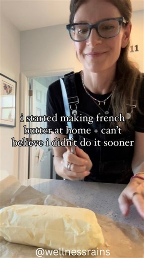 courtney | holistic motherhood made simple on Instagram: "HOMEMADE FRENCH BUTTER 🇫🇷🧈✨ recipe below, but COMMENT “BONJOUR” + i’ll send it straight to your inbox 🙌🏻 french butter is cultured, which makes it richer, tangier + creamier than regular butter it’s delicious + easy and i highly recommend understanding the hype for yourself YOU NEED (use organic ingredients when possible) * 32 oz heavy cream * 3 tbsp plain full fat yogurt with live cultures * sea salt, to taste WHAT TO DO - pour heav