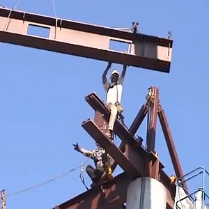 Erection of a main steel beam at the roof | Magic