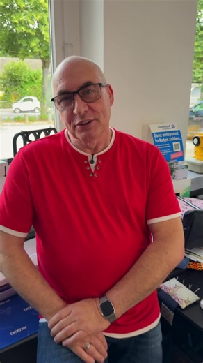 Vergleich: die Juki NX7 und die Juki UX8. 🧵✨ Wir zeigen, warum Juki einer der größten Hersteller weltweit ist, welche Vorteile die XL-Durchgangsbreite von 30 cm hat und wie sich die beiden Maschinen bei Quilts, Patchwork und Taschen schlagen. Außerdem gehen wir auf die Unterschiede bei den Programmen, Displays und der Haptik ein, sprechen über Kniehebel, Bedienkomfort und das mitgelieferte Zubehör wie Anschiebetisch oder Spulenkapsel für dickes Garn. 💡 Auch Themen wie Geschwindigkeit, Obertran