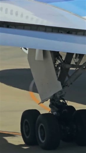 2.9K views · 55 reactions | Taxiing for departure—ANA’s Boeing 787 setting takeoff slats and flaps into position. By shoji_airbus #aviationlovers #avgeek #planespotting #B787 #ANA #flaps #slats #takeoff #aviationdaily #aviationworld #airplaneaddict #instaaviation #boeing #wingview #cockpitview | Aviation Gallery | Facebook