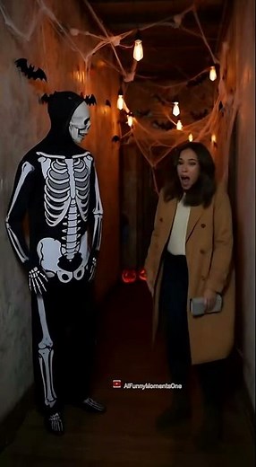 Halloween Hallway Prank! 🎃💀 Skeleton Jumpscare Caught on Camera! 👻😂