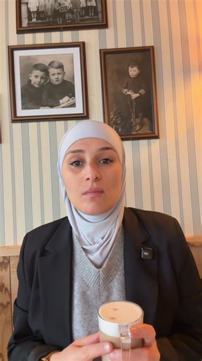 Samirra Trari Graphopédagogue on Instagram: "Coucou la team vous m’avez demandé POURQUOI on s’acharne à faire écrire les enfants en cursive en France. Alors aujourd’hui, je vous raconte … Parce que notre écriture, elle a traversé des siècles et plusieurs pays avant d’arriver dans nos cahiers. Spoiler : l’illisibilité ne date pas d’hier. 😅 Au Moyen Âge, l’écriture gothique cursive débarque - anguleuse, serrée, illisible. Au 14ème siècle, on dit même qu’elle “brouille les yeux” tellement c’est le