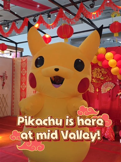 ⚡🍊 POV: You came to Mid Valley and Pikachu gave you oranges 🍊⚡ 📸 Take a picture with Pikachu 🍊 Get oranges (while stocks last!) 🧧 Enjoy the Chinese New Year atmosphere! Don’t miss it — come nowww 😆✨ #CNYatMidValley #Pikachu #midvalleyshoppingcentre