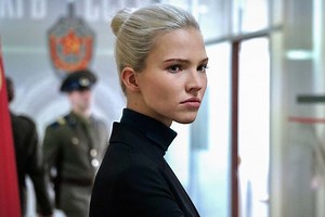 'Anna': Luc Besson vuelve al cine que controla, el de asesinas perfectas y robóticas