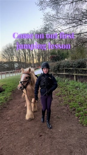 Come on our first jumping lesson of the lead!!!🫶🌸 #horse #equestrian #showjumping #trend #fyp