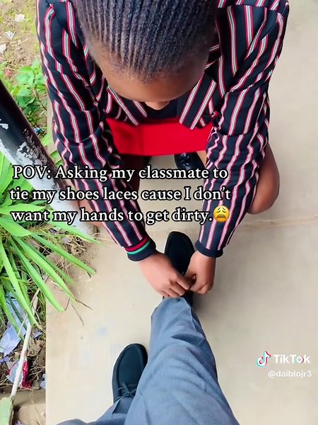 School Life: A Classmate Ties My Shoes