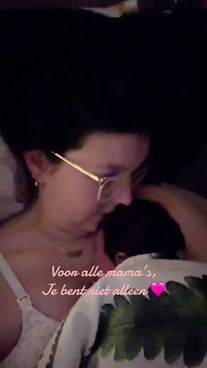 Darmkrampjes… Onze kleine meid heeft er ‘s avonds echt veel last van. En eigenlijk mogen we niet klagen. Want ze begint wanneer de andere meiden op bed liggen en meestal is het ook wel weer klaar voordat we zelf willen gaan slapen. Maar de afgelopen twee avonden zet ze de boel flink op stelten, zo zielig en je voelt je zó machteloos. In mijn ervaring is er ook helaas niks wat écht helpt als ze het zo uitgillen van de krampjes. Een kruik, de vliegtuighouding, sab simplex, fietsen met de beentjes