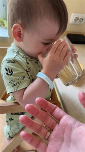 clip-4011977377-toddler-learning-drink-water-glass