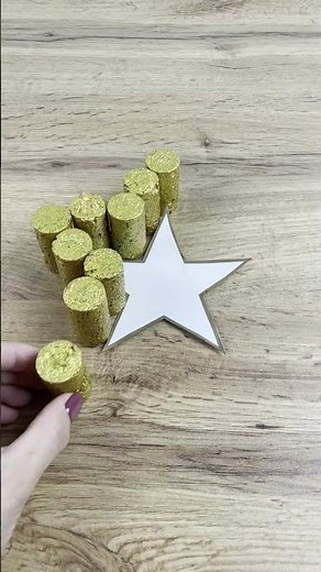 Tappi di sughero e vernice acrilica: la coppia perfetta per una stella natalizia unica! 🌟🎄