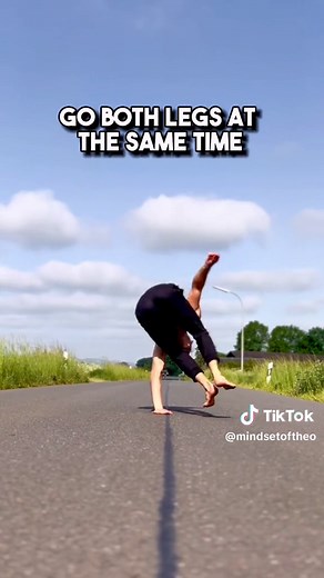 If you wanna learn backhandspring with me online. Link in my bio 🙏🏻☺️ #backhandspring #flicflac #handstand #tumbling #yoga