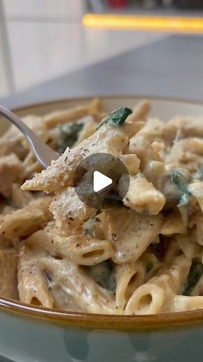 Meg Robinson | ONE-POT CHICKEN & BACON PASTA 😍 it’s been a hot minute since I posted oops but I’m back with a WINNER 🏆 this is up there with theeee... | Instagram