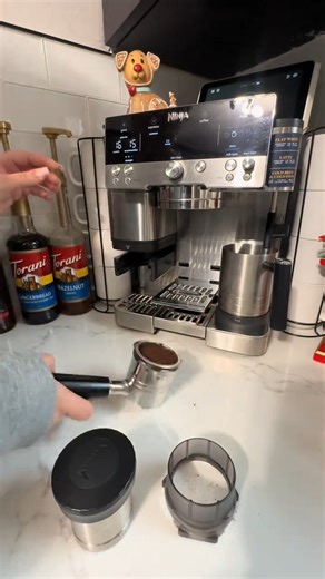 Iroselectronics on Instagram: "Iros Electronics ☕✨ Eleva tu rutina de café con la Cafetera Ninja Luxe CAFE™ Premier ES601: todo en uno, programable y con calidad de barista en casa. • 3 modos de preparación: Espresso, Café de filtro y Cold Brew • Molino de granos integrado y ajustable (5 niveles): tu tueste y sabor al instante • Espumador Auto-iQ™ para leche caliente o fría: capuchinos, lattes y más con textura profesional • Programable hasta con 24 horas de anticipación: despierta con tu café l