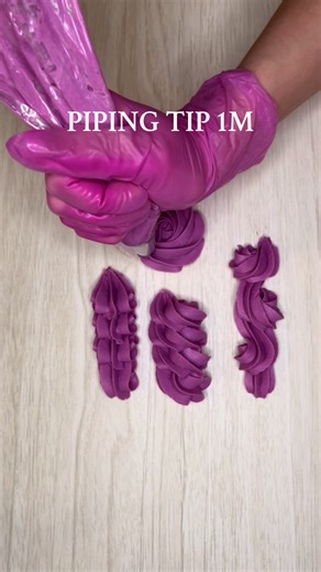 My favorite and most used piping tips for cake & cupcake decorating (part 1)✨🫶🏻 starting with 1M, my number one choice when it comes to any type of skill level and for any type of decorating! It is so easy to use, versatile, and can be used to pipe on literally anything: cupcakes, cakes, cookies, bars, etc. Whenever I am asked what piping tips someone should start with, this is always my number one recommendation. The next, piping tip 4B, is wonderful for piping details on cakes or cookies but